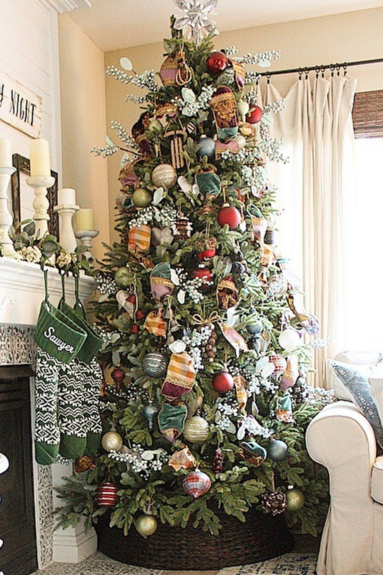 37 Farmhouse Christmas Tree Ideas That'll Put You In The Spirit