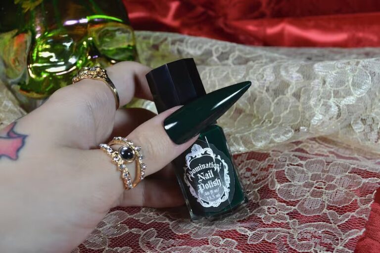 53 Stunning Emerald Green Nails