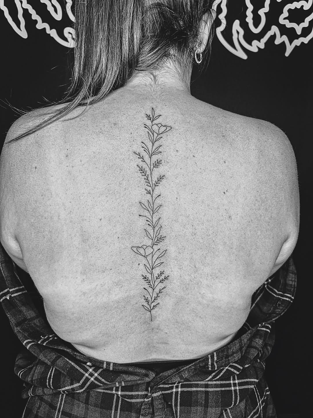 29 Stunning Spine Tattoo Ideas That Are Bold, Beautiful, and Meaningful ...
