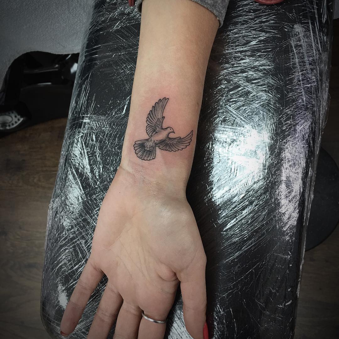 37 Tiny Wrist Tattoos: Small Designs with Big Meanings | Five Senses of ...