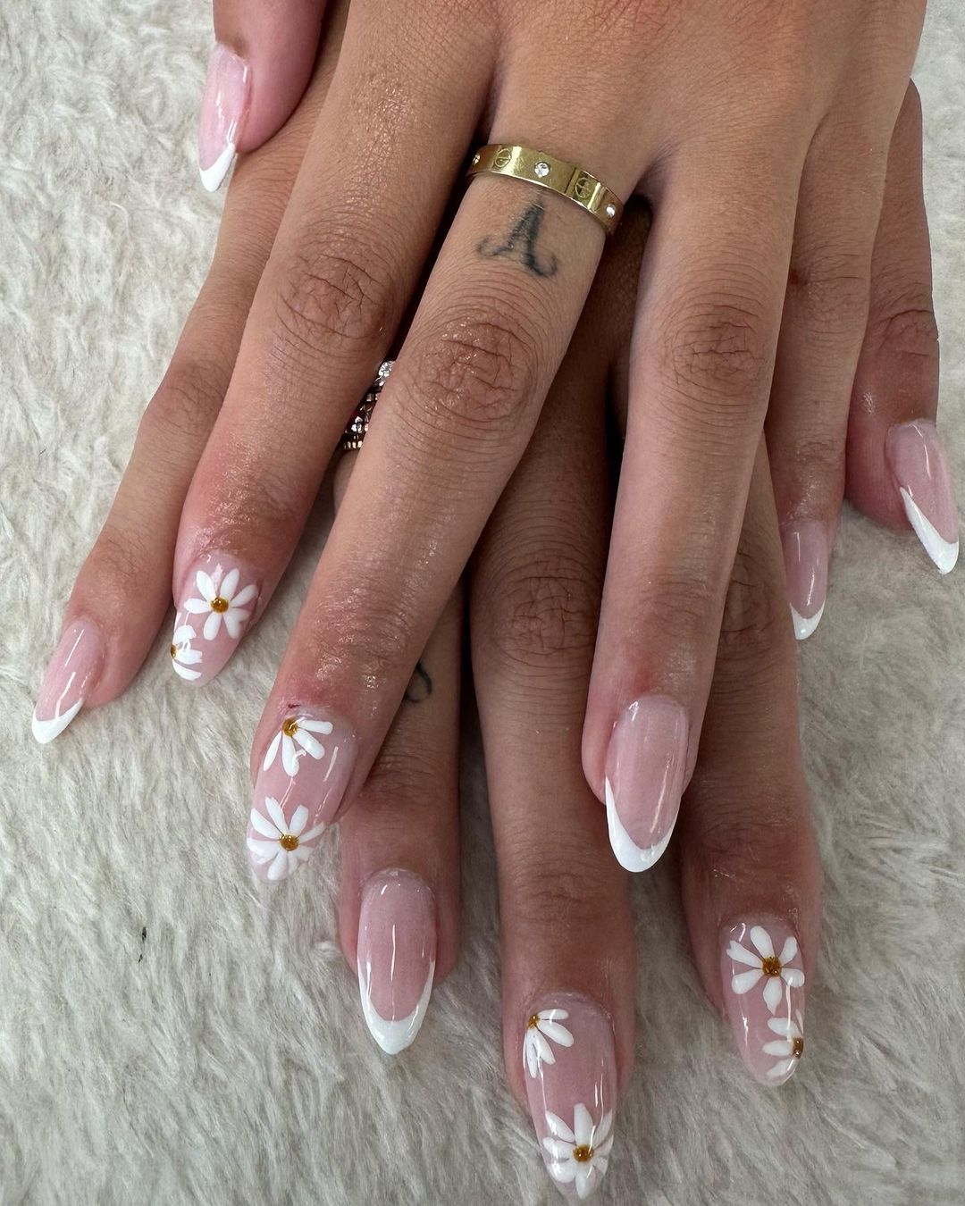 33 Daisy Nails That Are Cute And Inspiring