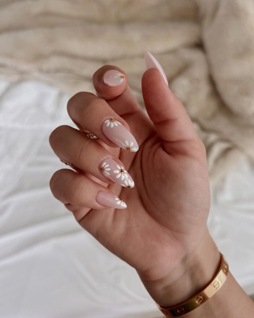 33 Daisy Nails That Are Cute And Inspiring
