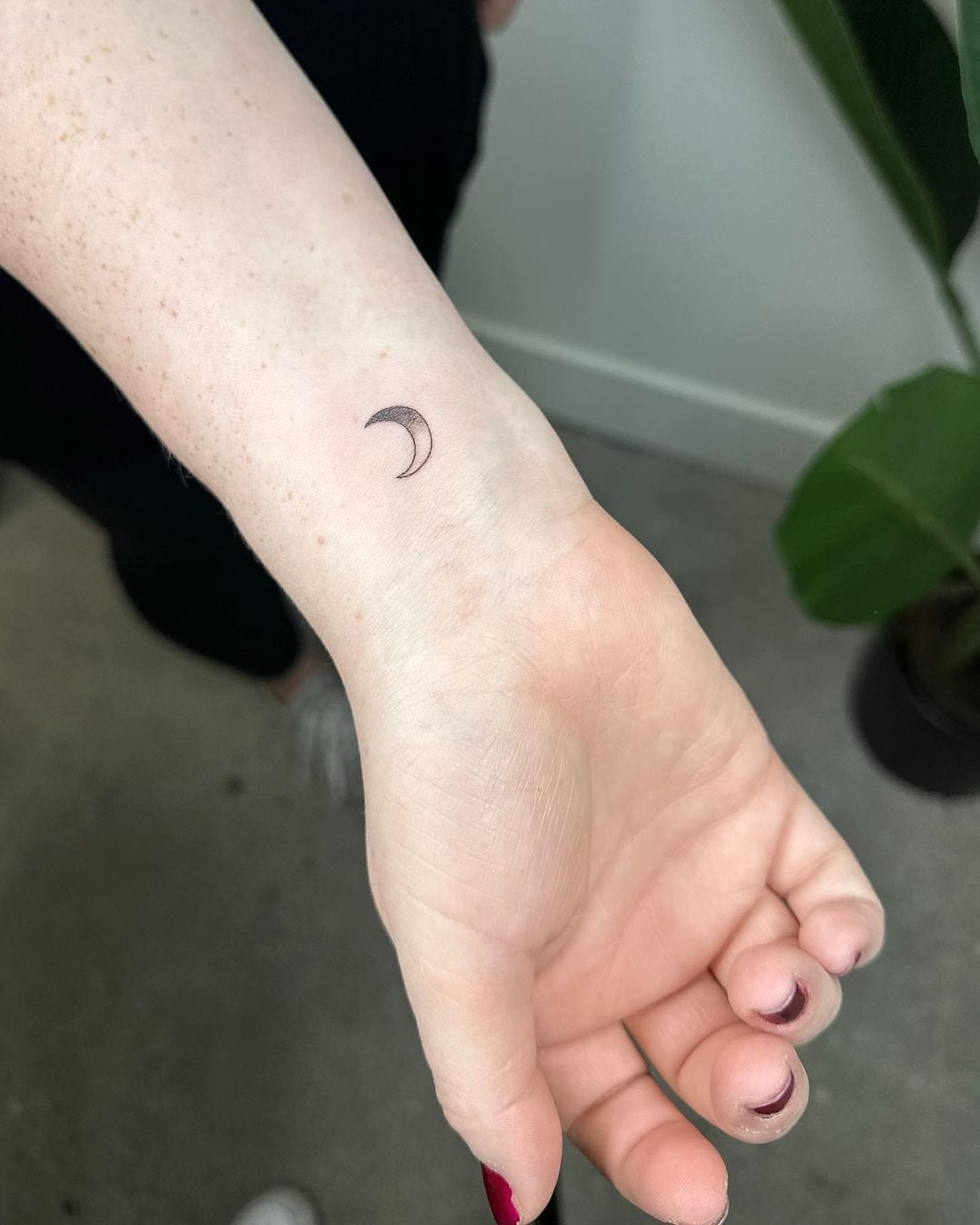 37 Tiny Wrist Tattoos: Small Designs with Big Meanings | Five Senses of ...