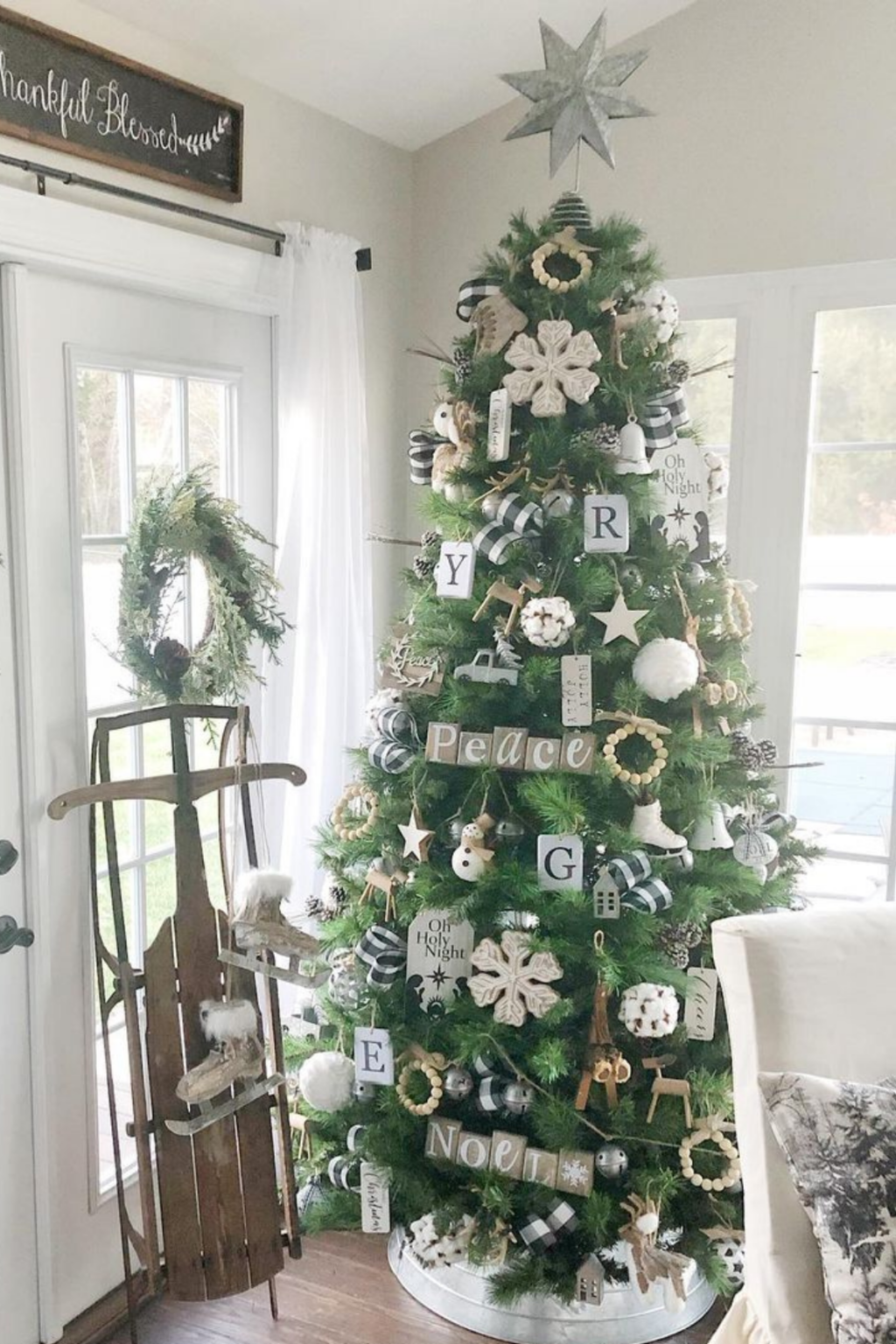 37 Farmhouse Christmas Tree Ideas That'll Put You In The Spirit